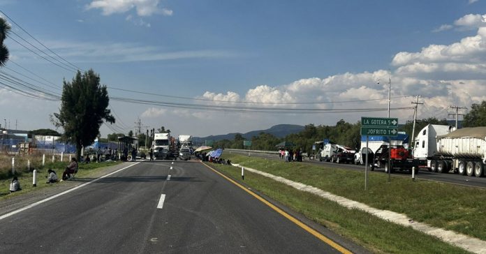 Reportan que continúa el cierre total en la carretera Querétaro-San ...